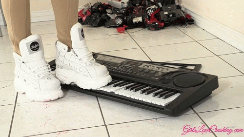 Victoria 8 - The Keyboard Crush (Close-up): GirlsLoveCrushing.com