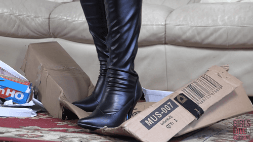 Roxy 3 - Crushing Cardboard Boxes (Close-up): GirlsLoveCrushing.com