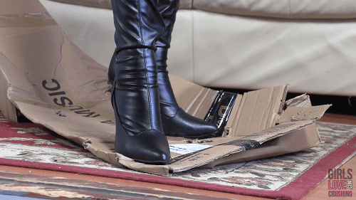 Roxy 3 - Crushing Cardboard Boxes (Close-up): GirlsLoveCrushing.com