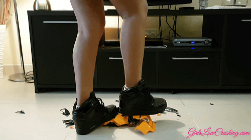 Analyn 20 - Crushing SUV: GirlsLoveCrushing.com